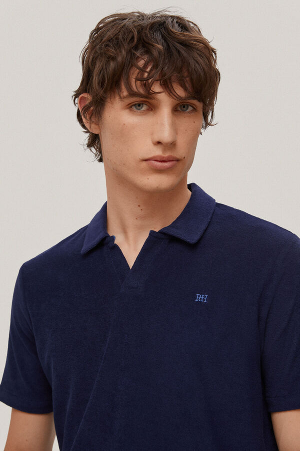 Polo liso rizo cuello abierto | Polos de hombre | Cortefiel