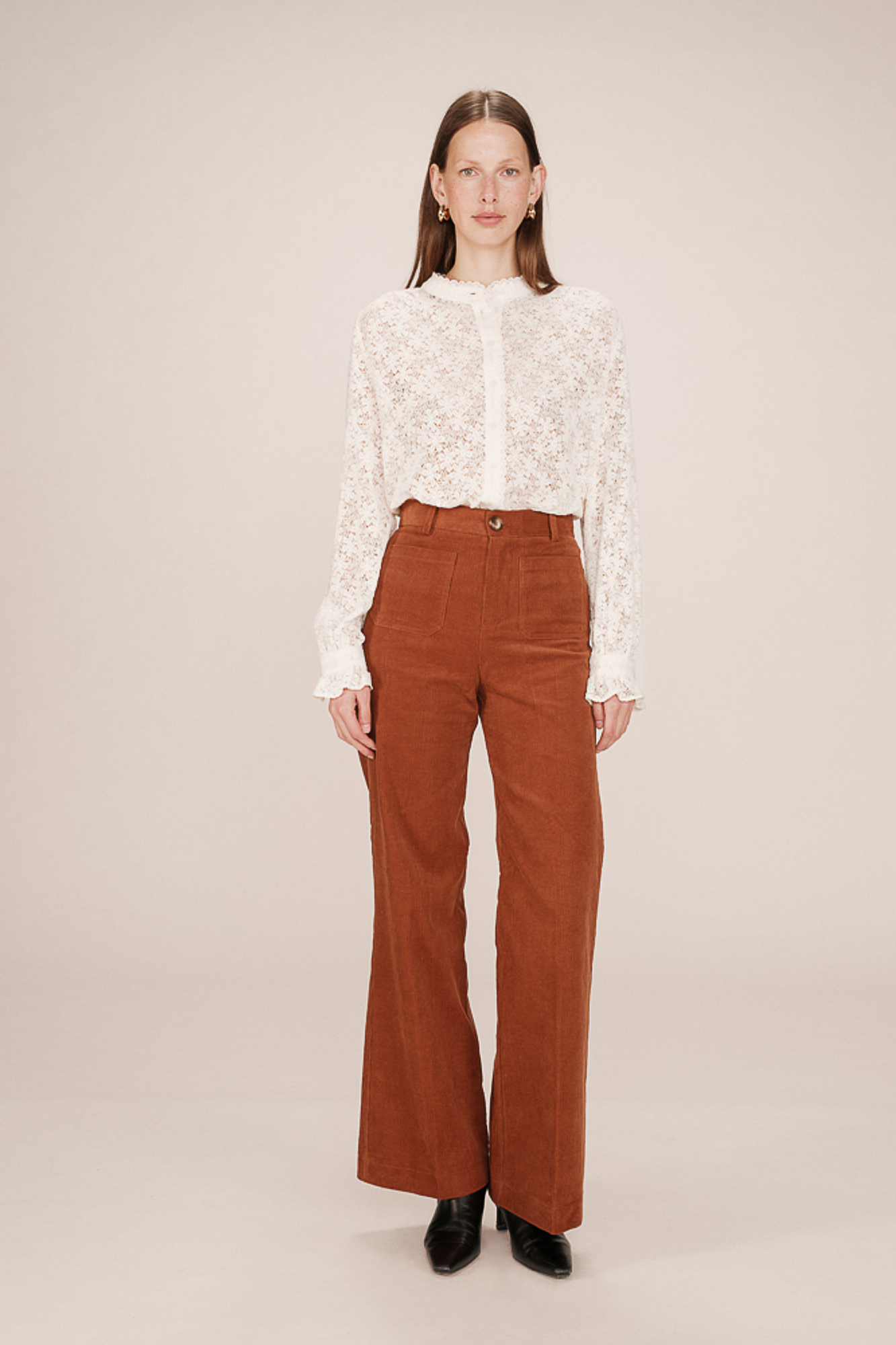 Calça de veludo cotelê com bolsos frontais | Calças para Mulher | Cortefiel