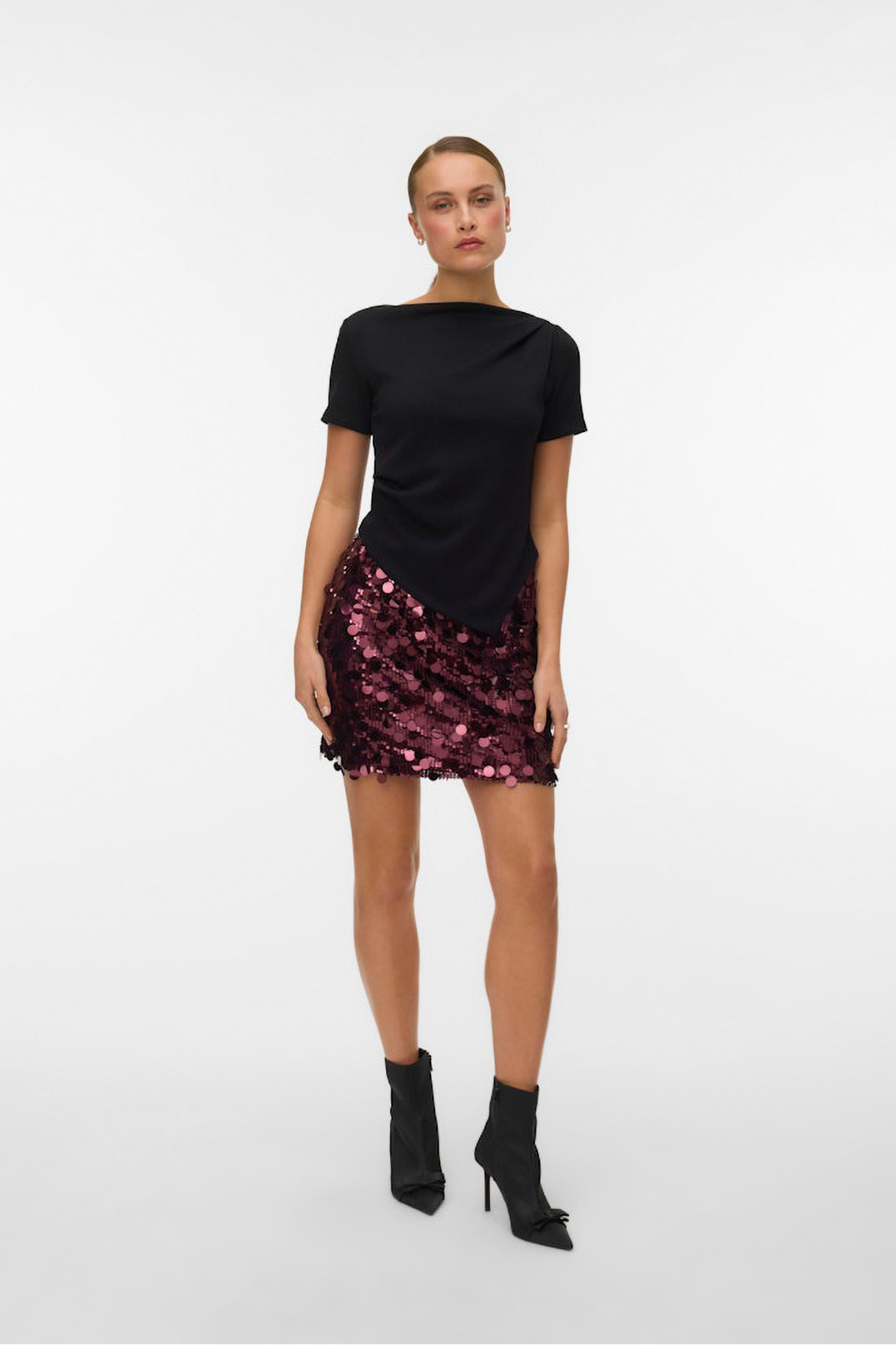 Top feminina assimétrica de manga curta | T-shirts e tops para Mulher | Cortefiel