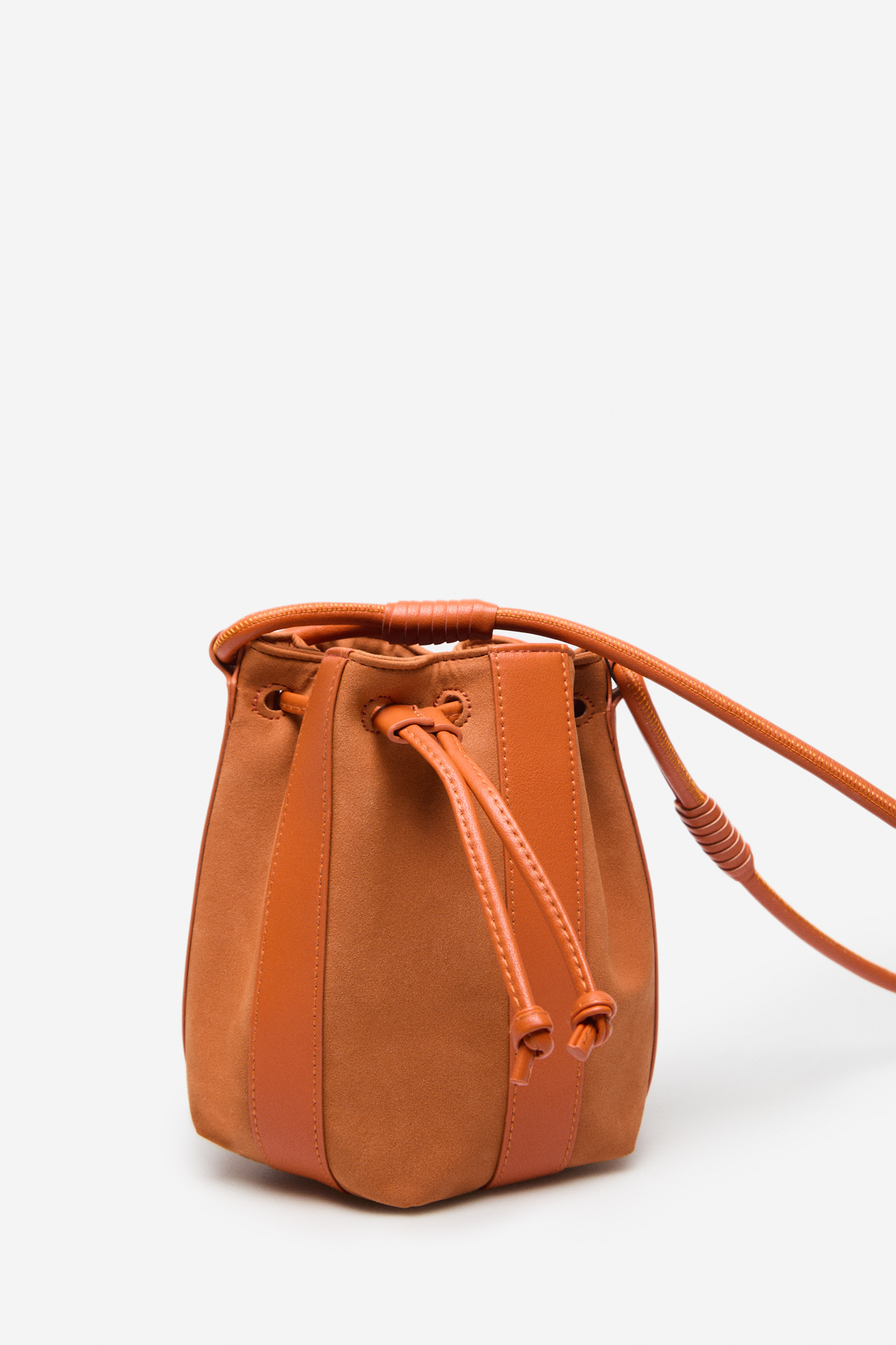 Two-material bucket bag | Women's bags | Cortefiel