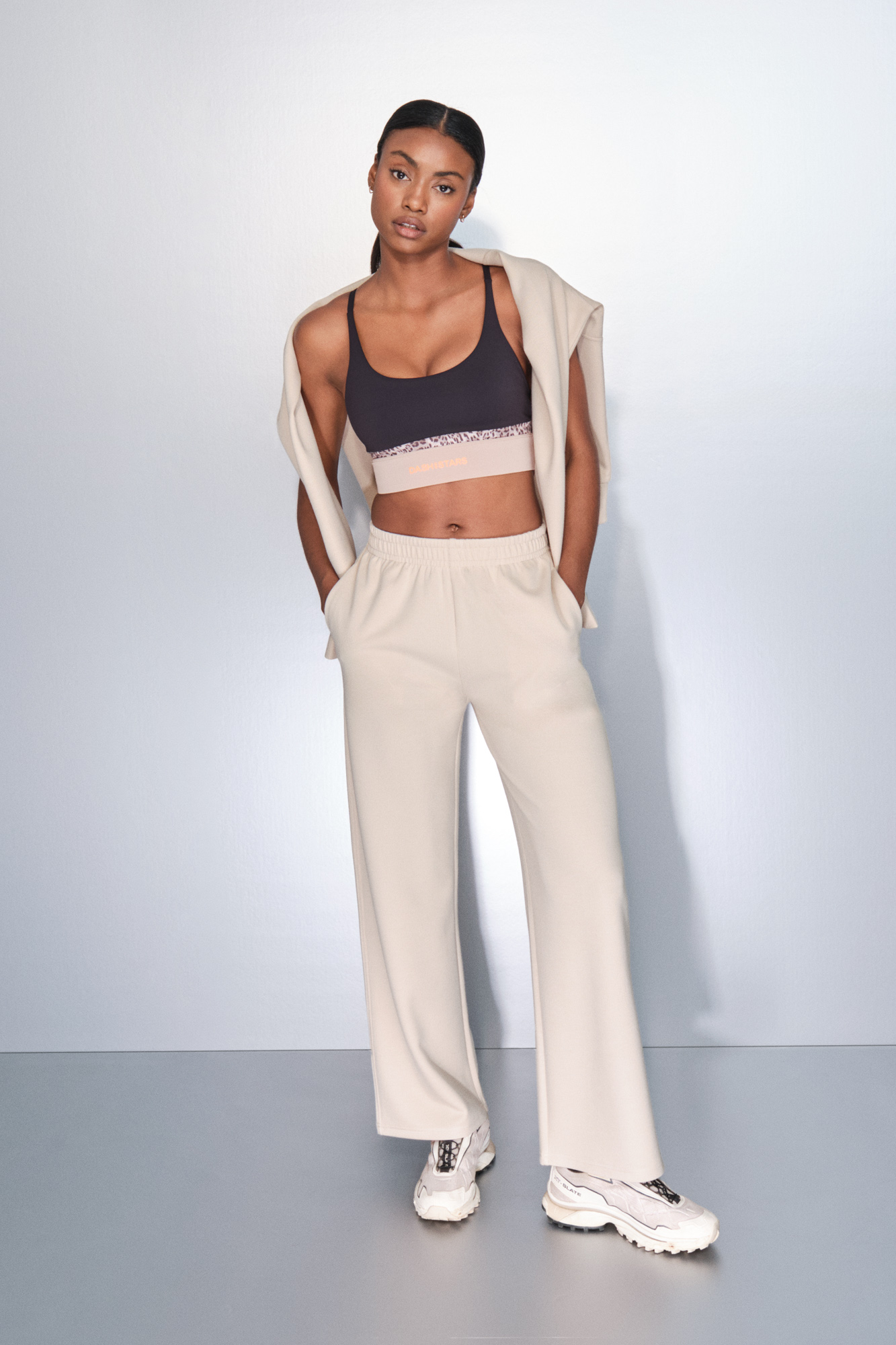 Pantalón recto ancho canalé beige | Pantalones Deportivos de Mujer ...