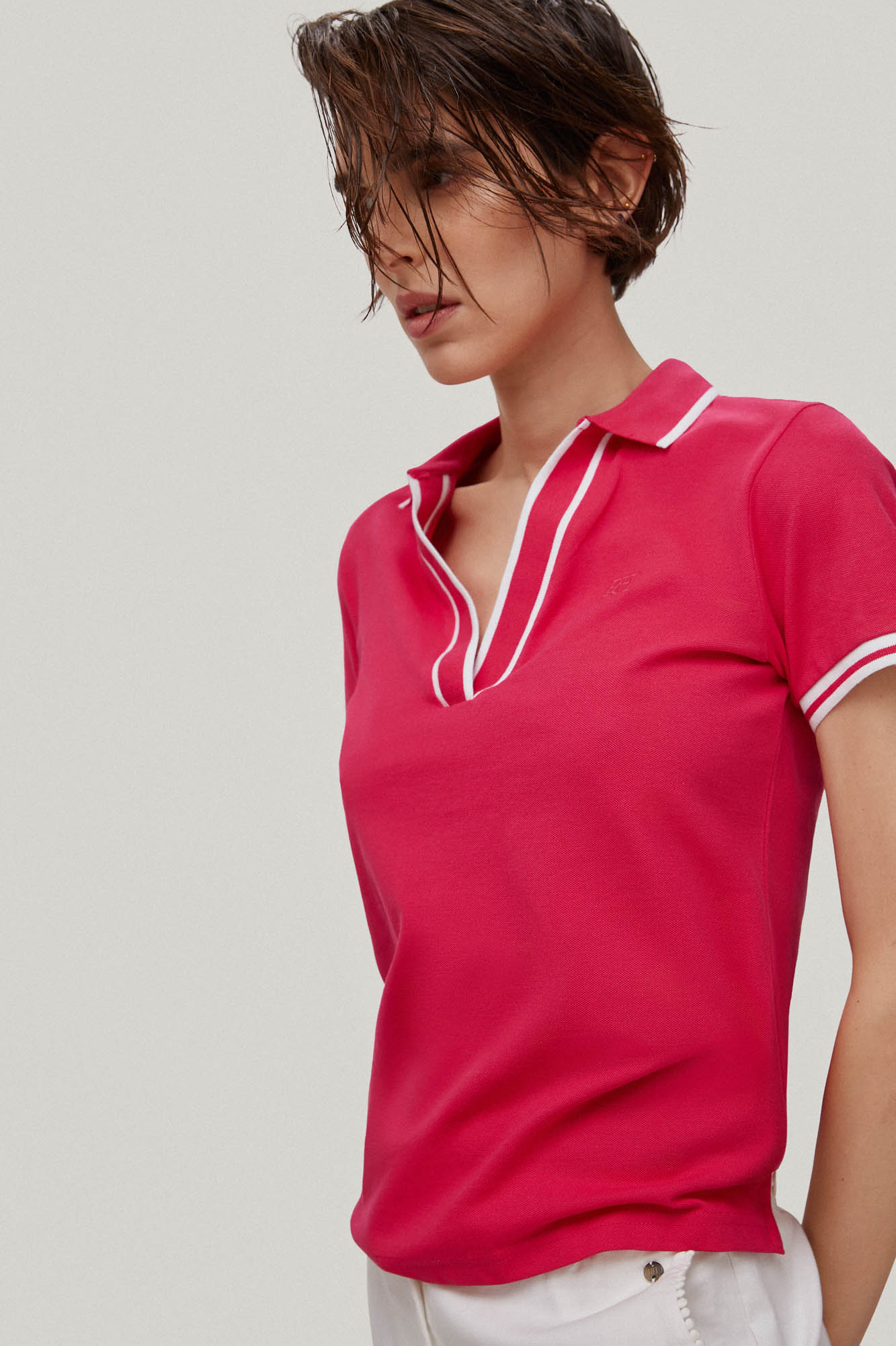 Polo manga corta escote desmentido | Polos de mujer | Cortefiel