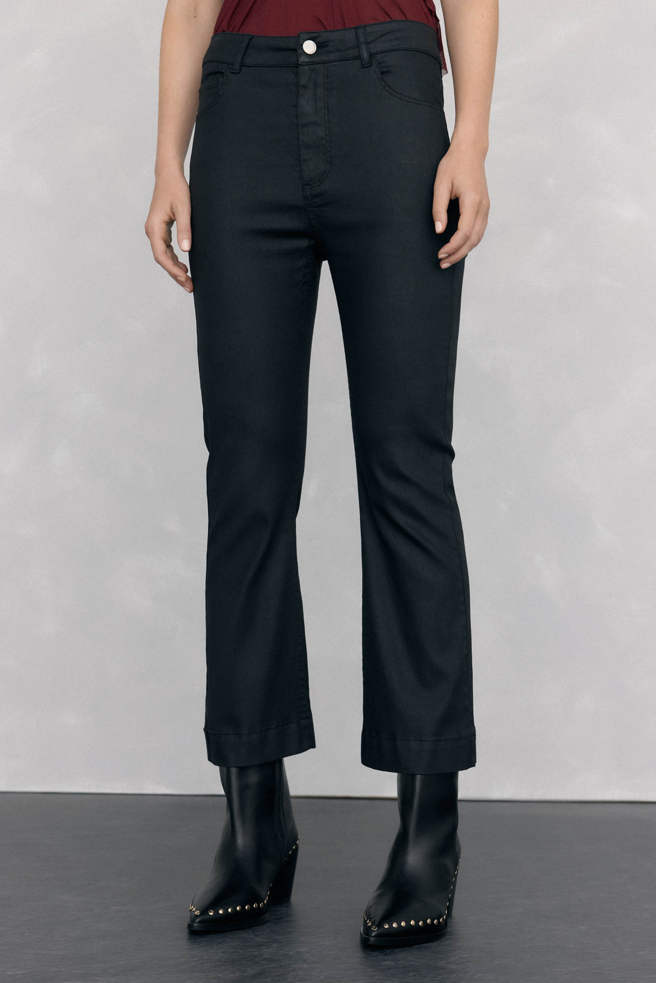 Jeans efecto cuero flare cropped basic | Pantalones de mujer | Cortefiel