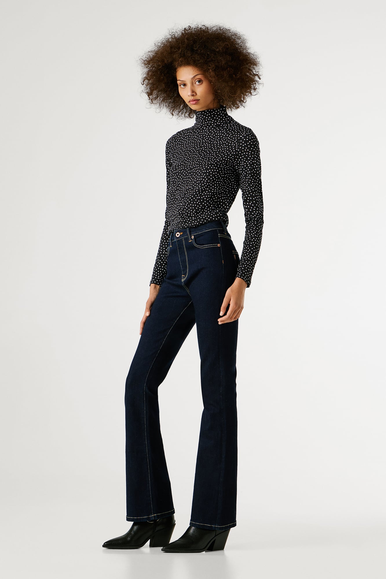 High- rise flared jeans | Women's jeans | Cortefiel
