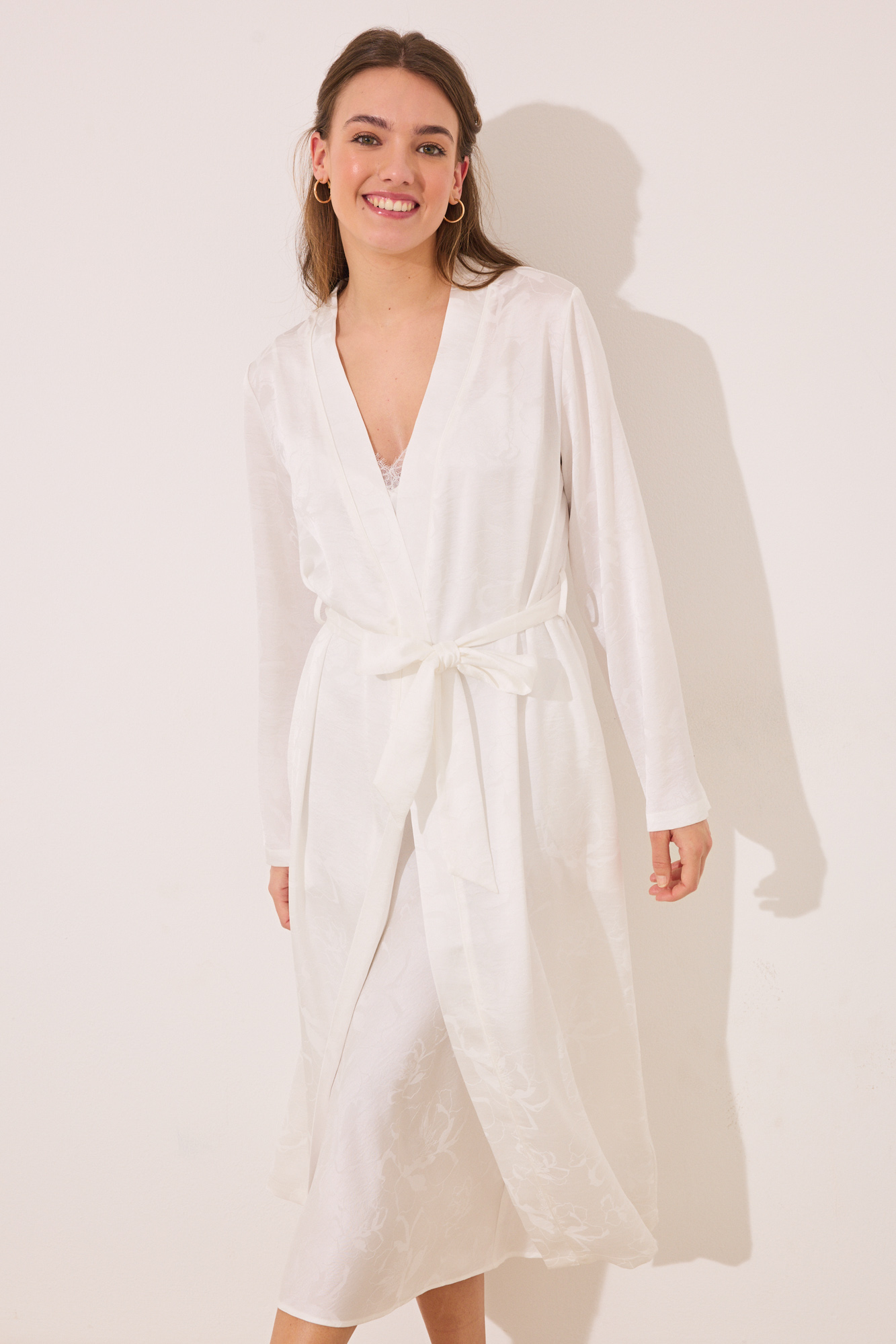 Robe comprido cetim branco | Robes para Mulher | Cortefiel