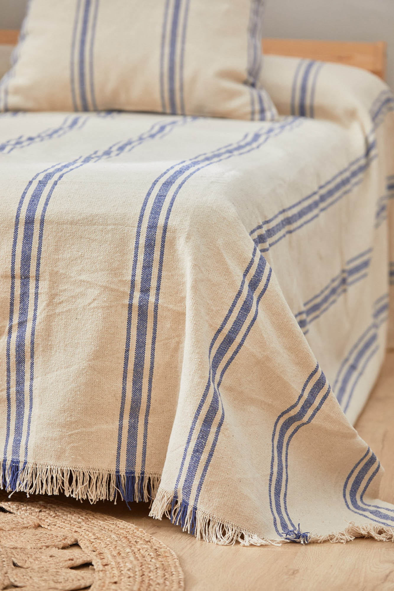 Colcha con raya tejida azul Bari | Textiles para el dormitorio | Cortefiel