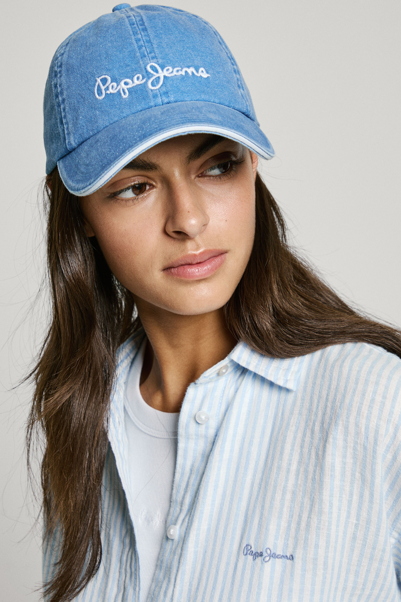 Gorra denim con logo bordado | Gorras de mujer | Cortefiel
