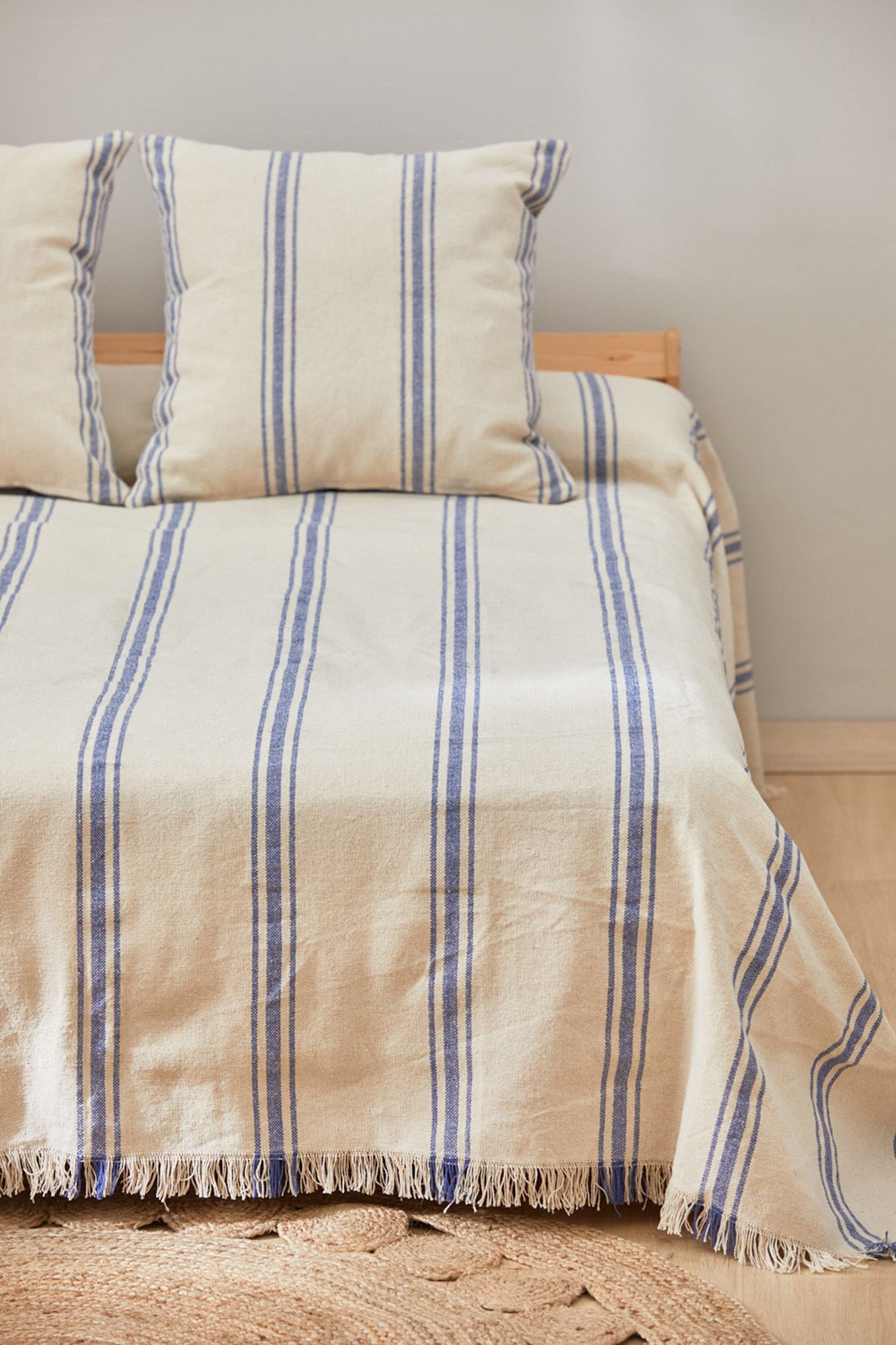 Colcha con raya tejida azul Bari | Textiles para el dormitorio | Cortefiel
