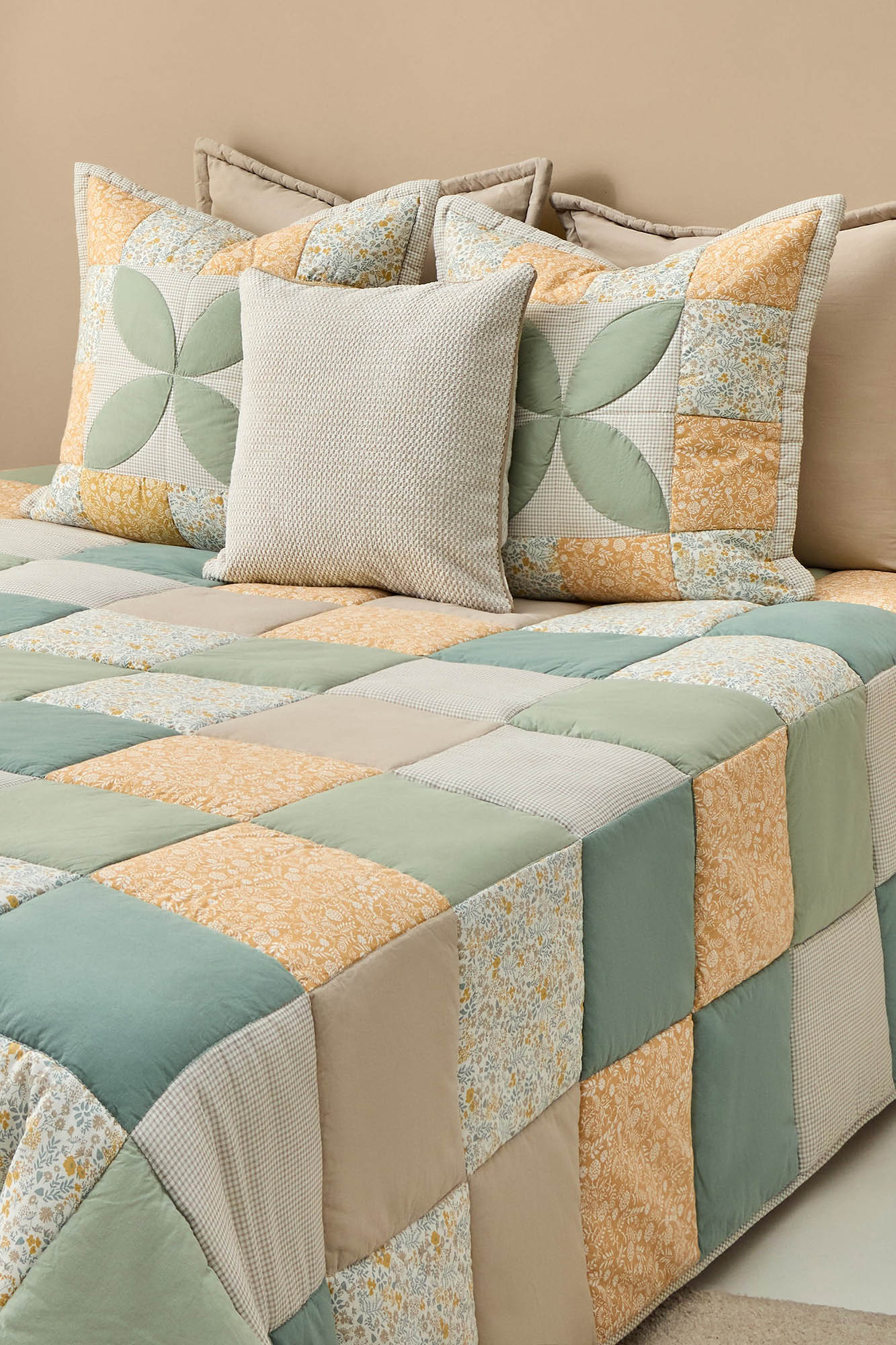 Edredón patchwork reversible | Textiles para el dormitorio | Cortefiel