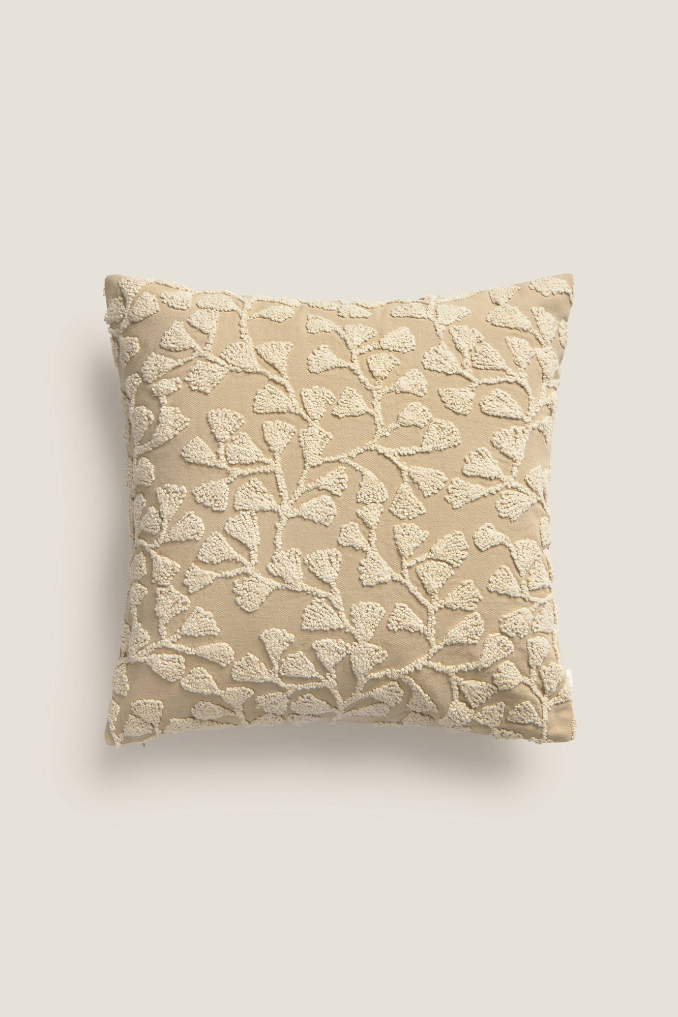 Funda cojín bordado rizo | Textiles para el dormitorio | Cortefiel